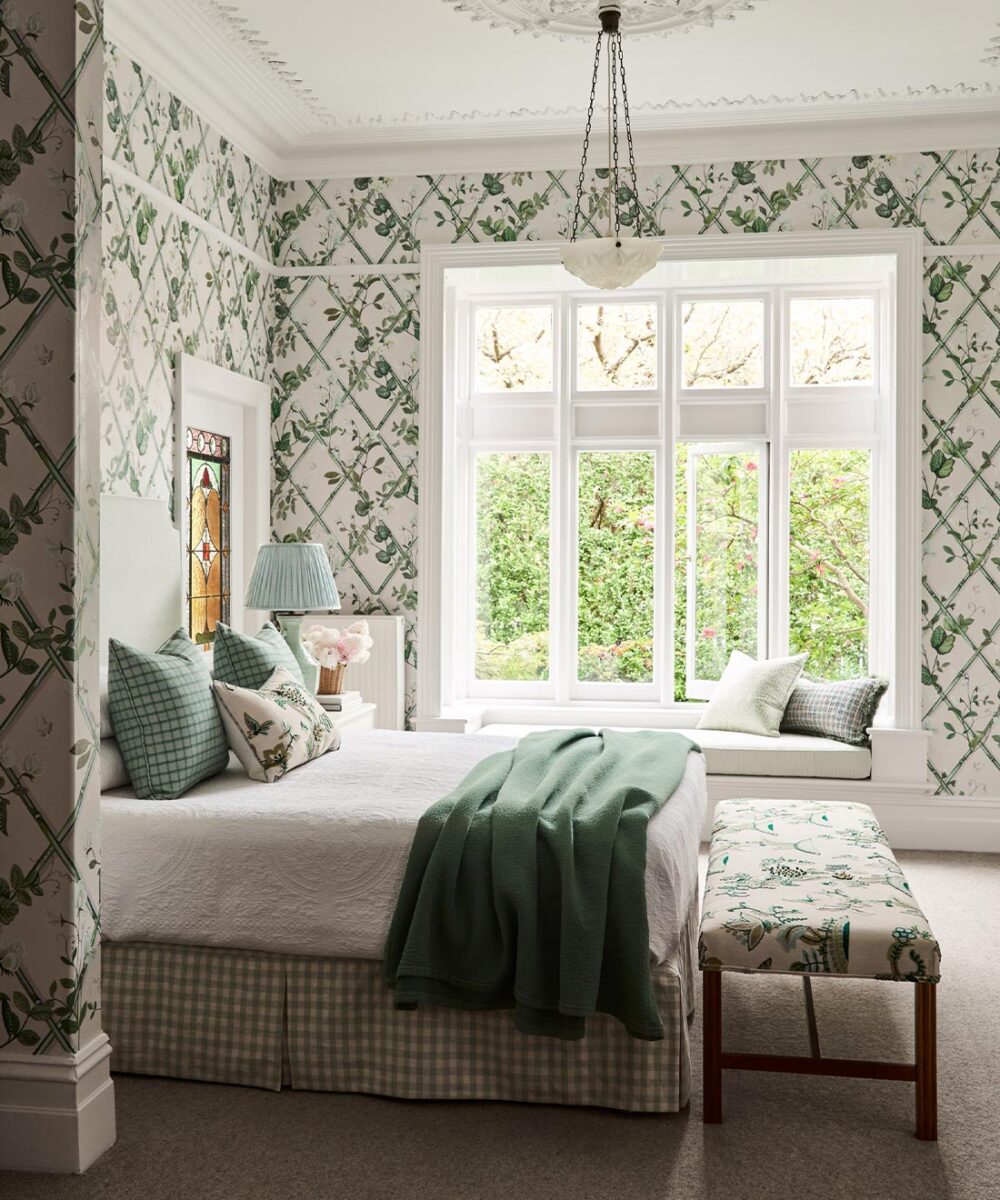 Grande Climbing Sweet Pea Wallpaper • Trellis Design • Milton & King US