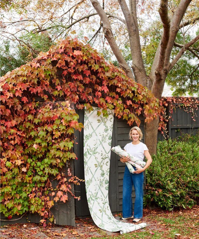 Grande Climbing Sweet Pea Wallpaper • Trellis Design • Milton & King US